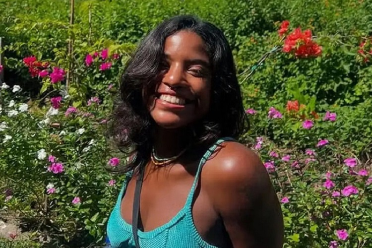 Turista brasileña cayó en un volcán de Indonesia y lleva tres días atrapada entre las rocas ...